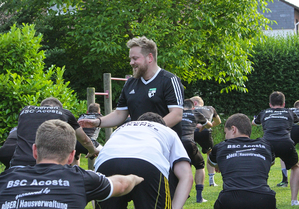 Trainingsauftakt: BSC Acosta startet cool - bei Olli am Pool ...