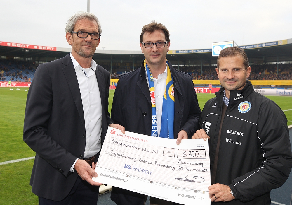 BS|ENERGY verlängert mit Eintracht, Scheck übergeben | regionalHeute.de