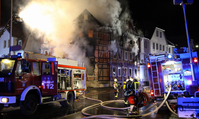 Großbrand: Feuerwehr rettet Menschen aus brennendem Haus | regionalHeute.de