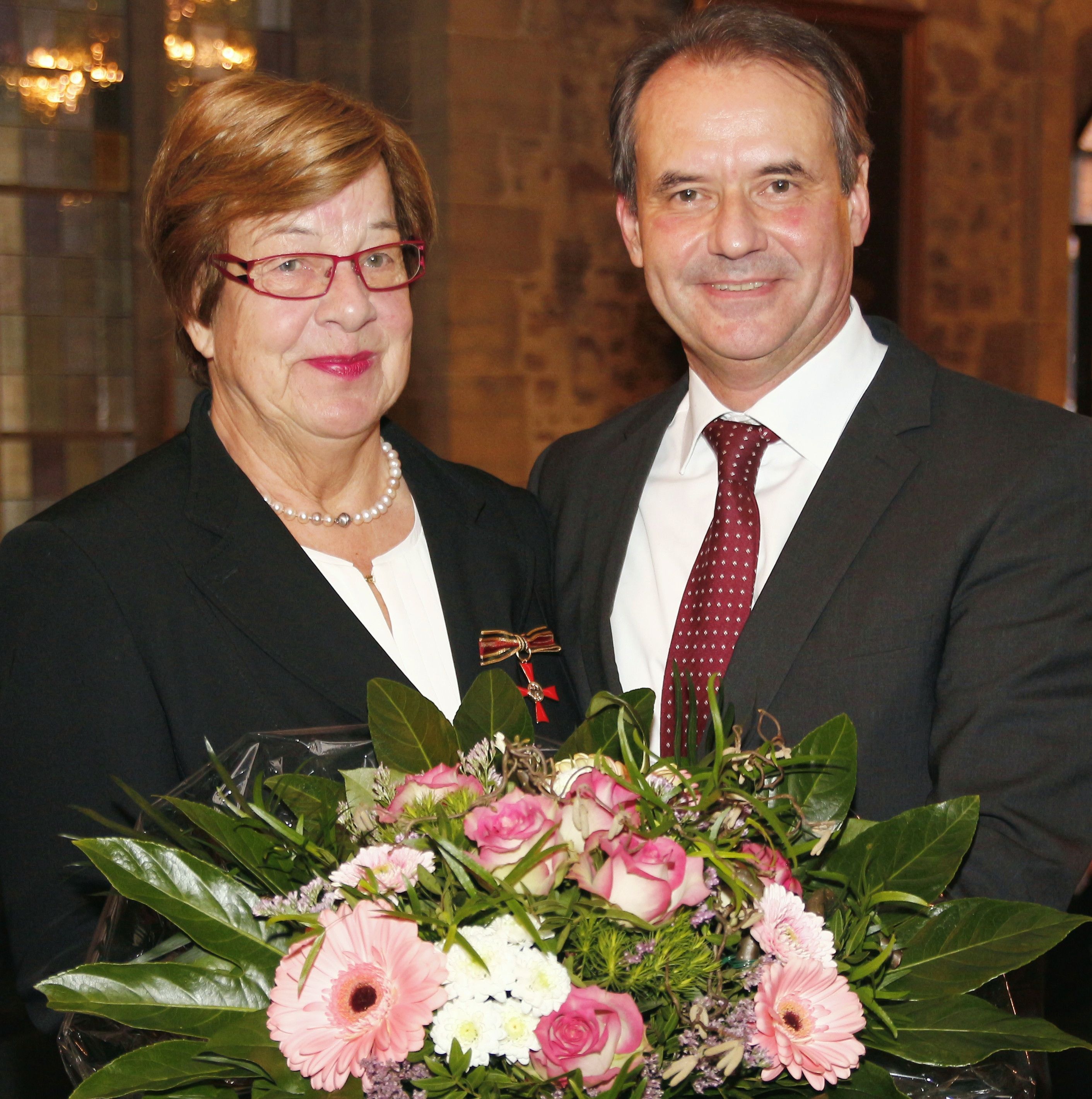 Bundesverdienstkreuz für Bürgermeisterin Harlfinger | regionalHeute.de