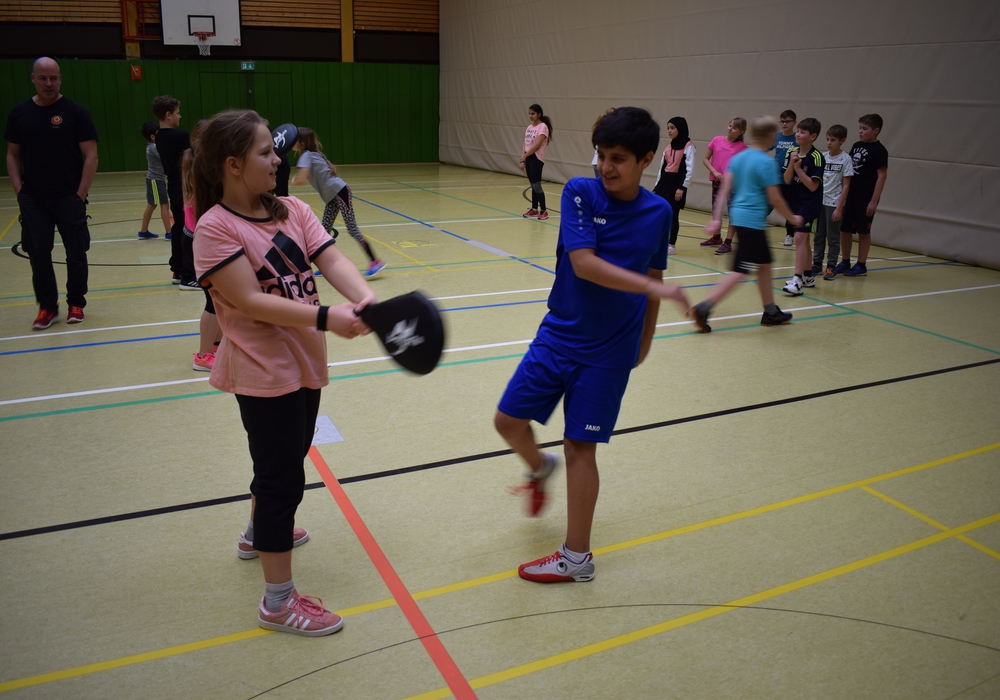 "STOP-Sicherheitstraining": Fünftklässler lernen sich zu wehren ...