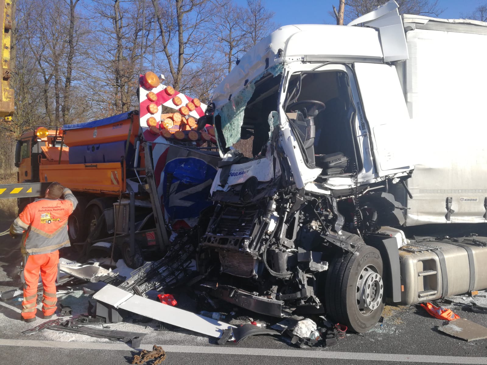 Sattelzug kracht in Sicherungsfahrzeug: Fahrer schwer verletzt | regionalHeute.de