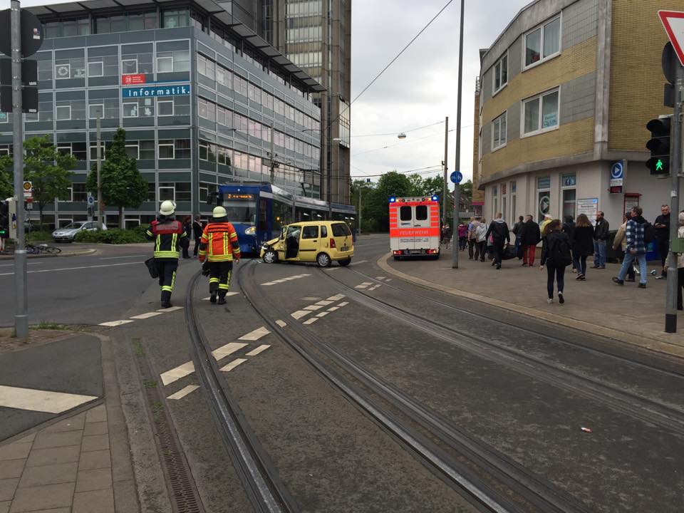 PKW stößt mit Straßenbahn zusammen | regionalHeute.de