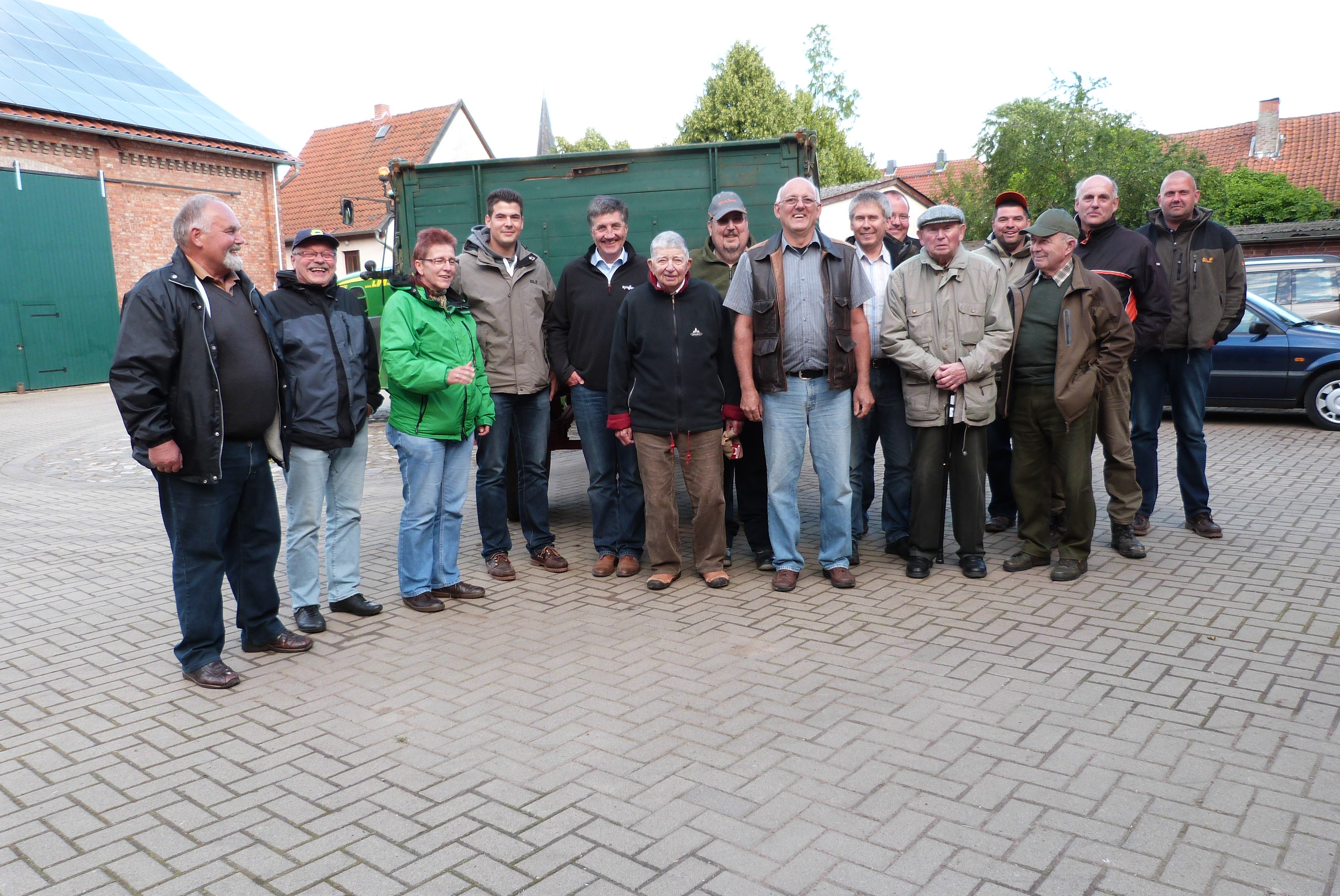 Interessentschaft unterwegs auf Schliestedts Feldern | regionalHeute.de