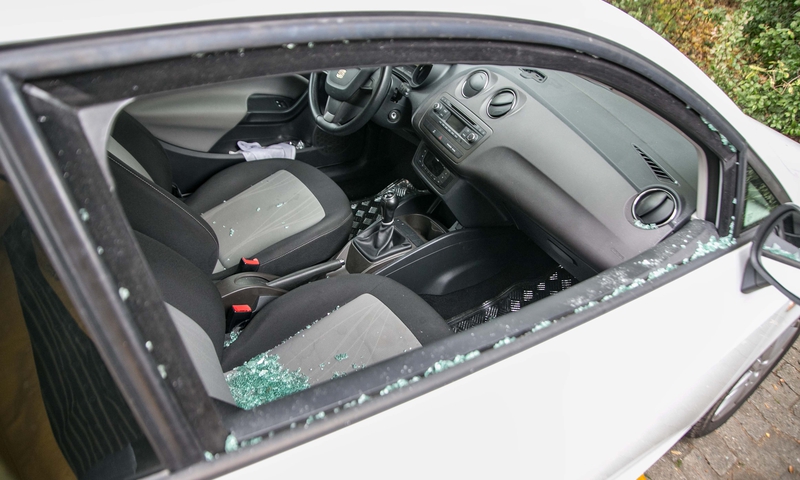 Scheibe vom Auto eingeschlagen und Werkzeug entwendet | regionalHeute.de