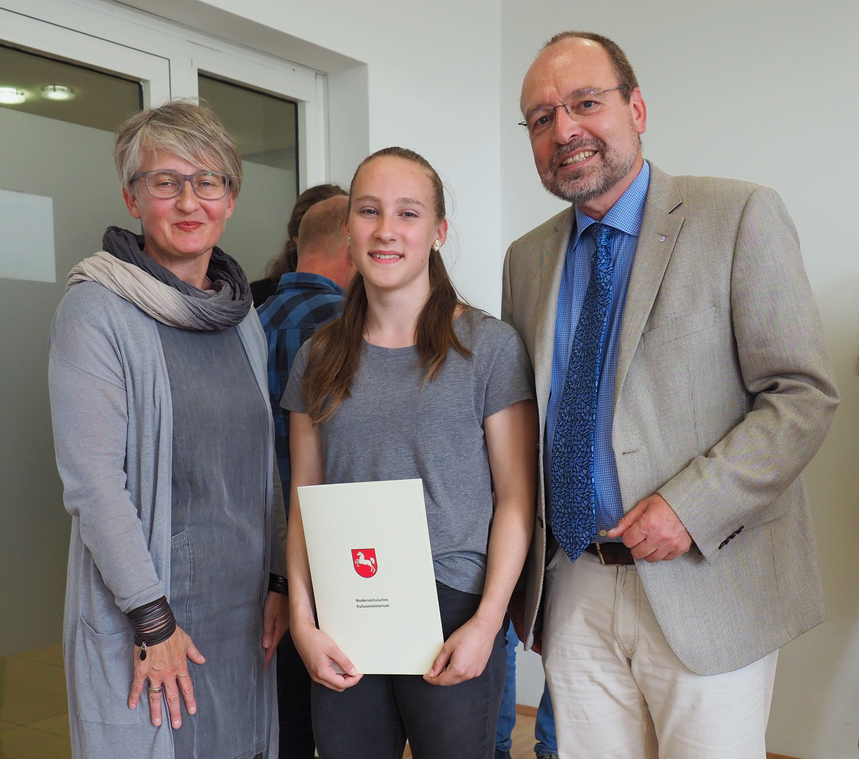 Jüngste Abiturientin durch Kultusministerium geehrt | regionalHeute.de