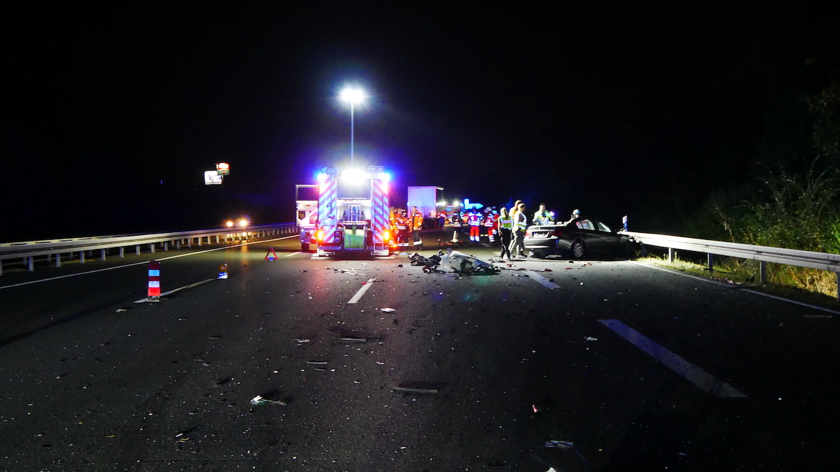Braunschweig-A2: Tödlicher Unfall auf der A2 - BMW fuhr auf LKW auf | regionalHeute.de