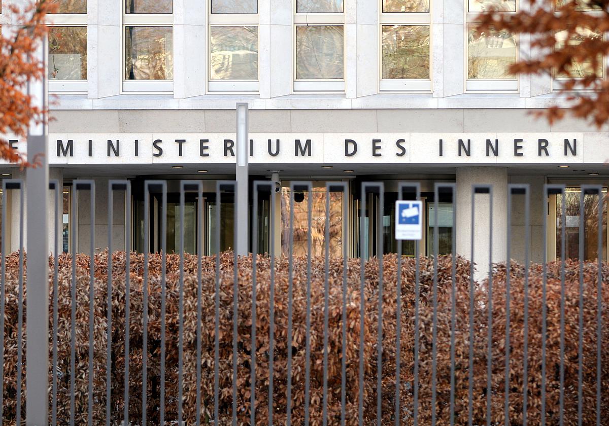 Innenministerin verbietet Rockergruppe Innenministerin verbietet Rockergruppe
