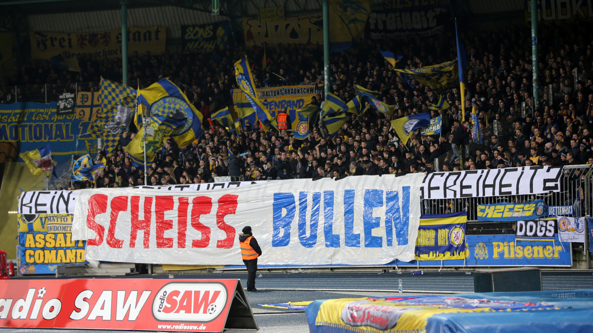 "Scheiss Bullen" - Eintracht-Fans mit Bannern gegen Red Bull ...