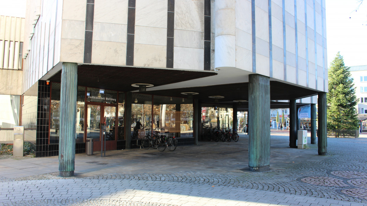 Postkuh Lieselotte kommt in die Stadtbibliothek Wolfsburg ...