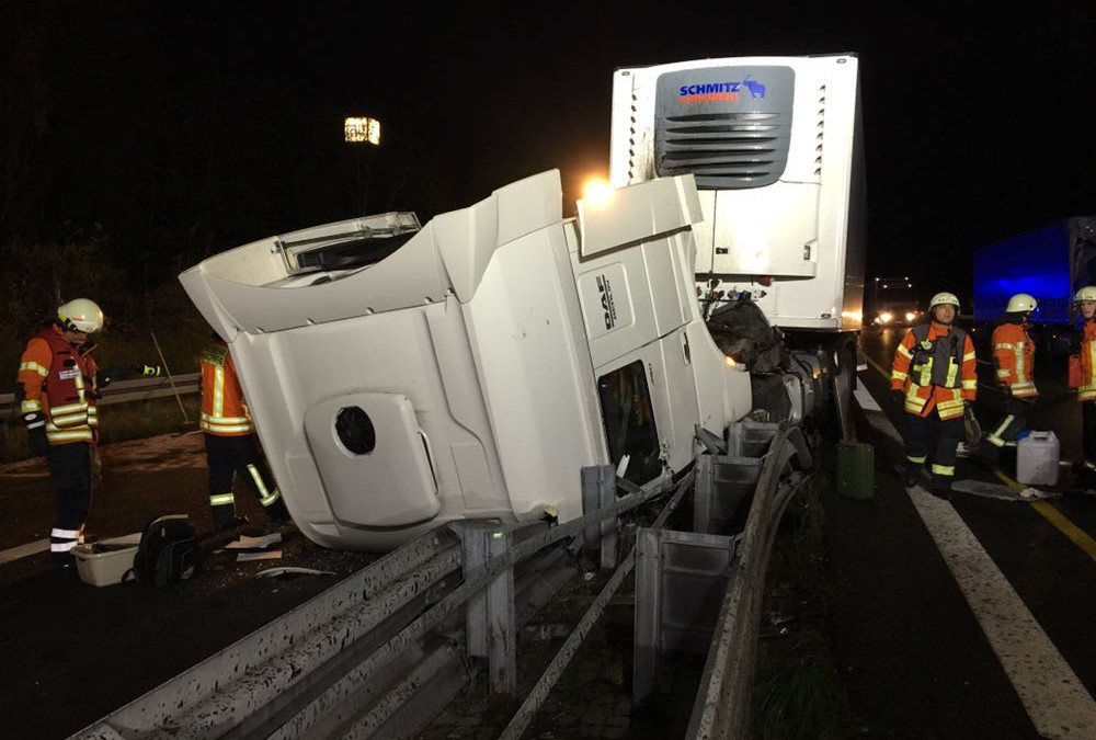 LKW-Unfall auf der A2 - Führerhaus abgerissen | regionalHeute.de