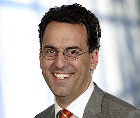 Oliver Liersch verleiht Verdienstkreuz am Bande an Roelf Briese ...