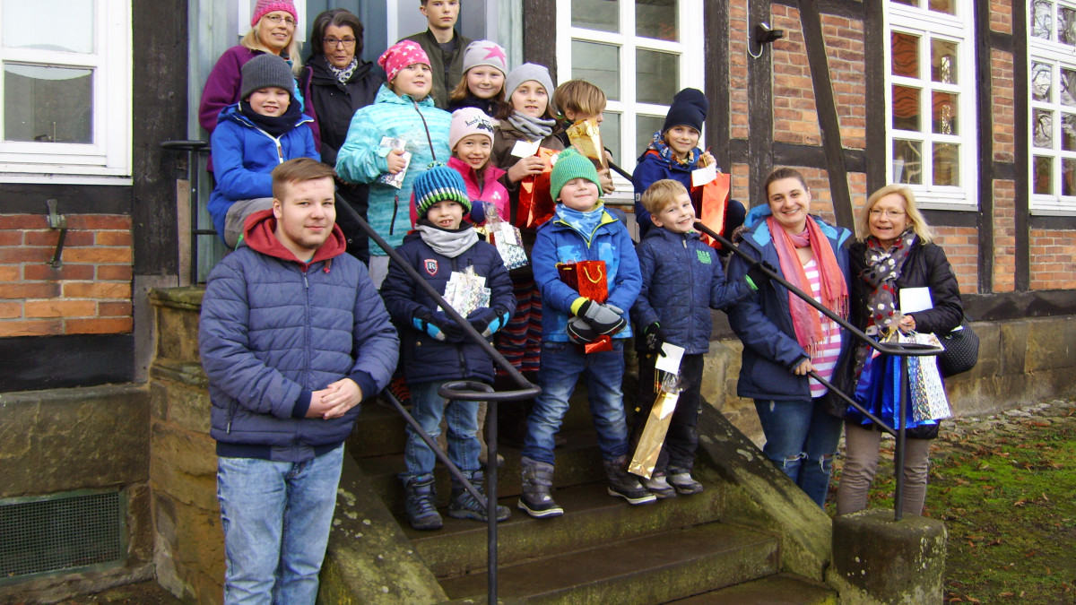 Kinder bringen Weihnachtsfreude zu älteren Mitbürgern | regionalHeute.de