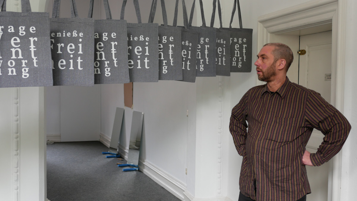 "Der Wegbegleiter" - Kunstaktion von Matthias Langer | regionalHeute.de