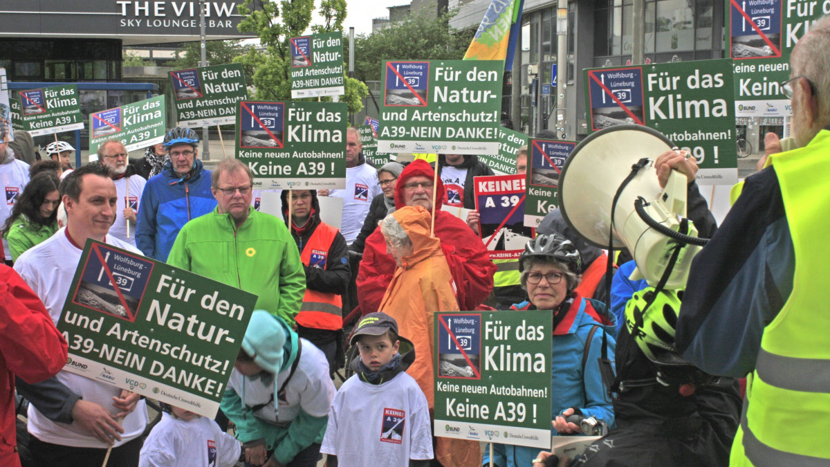 Hunderte demonstrierten gegen den Ausbau der A39 | regionalHeute.de