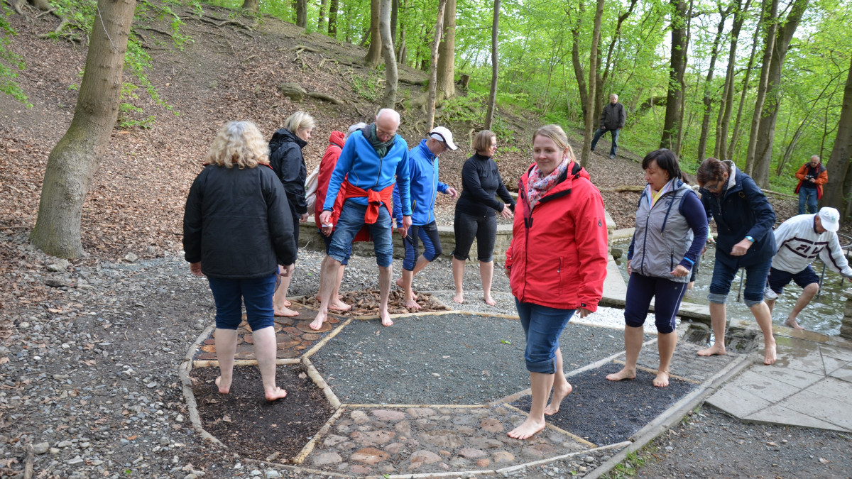 Barfuß durch den Park - Ein Rundgang zum Innehalten | regionalHeute.de