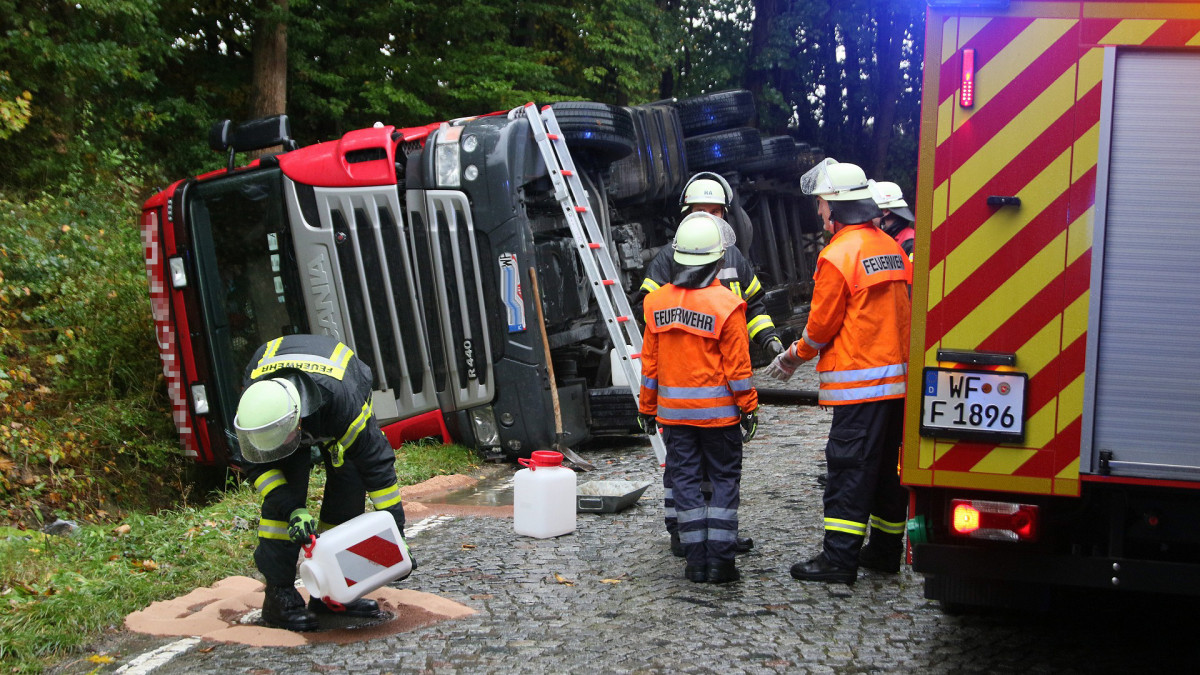 Kopfsteinpflaster: LKW rutscht aus der Kurve und kippt | regionalHeute.de Kopfsteinpflaster: LKW rutscht aus der Kurve und kippt | regionalHeute.de