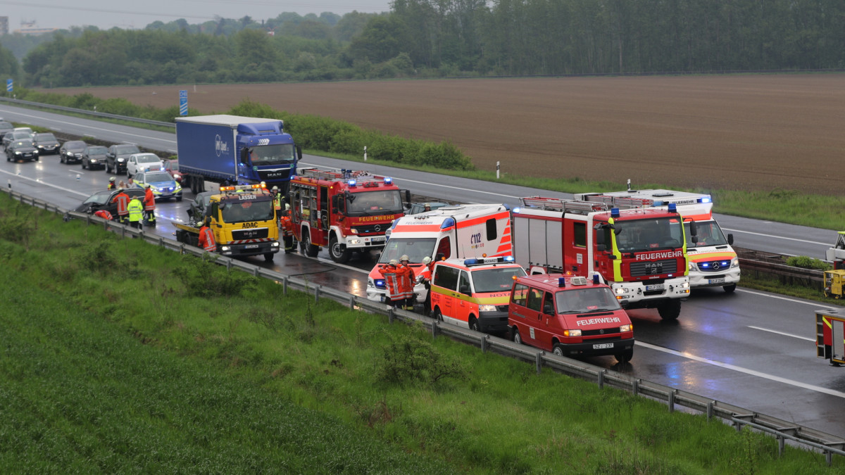 Unfall auf A39 - Wolfenbütteler fährt ungebremst in Stauende ...