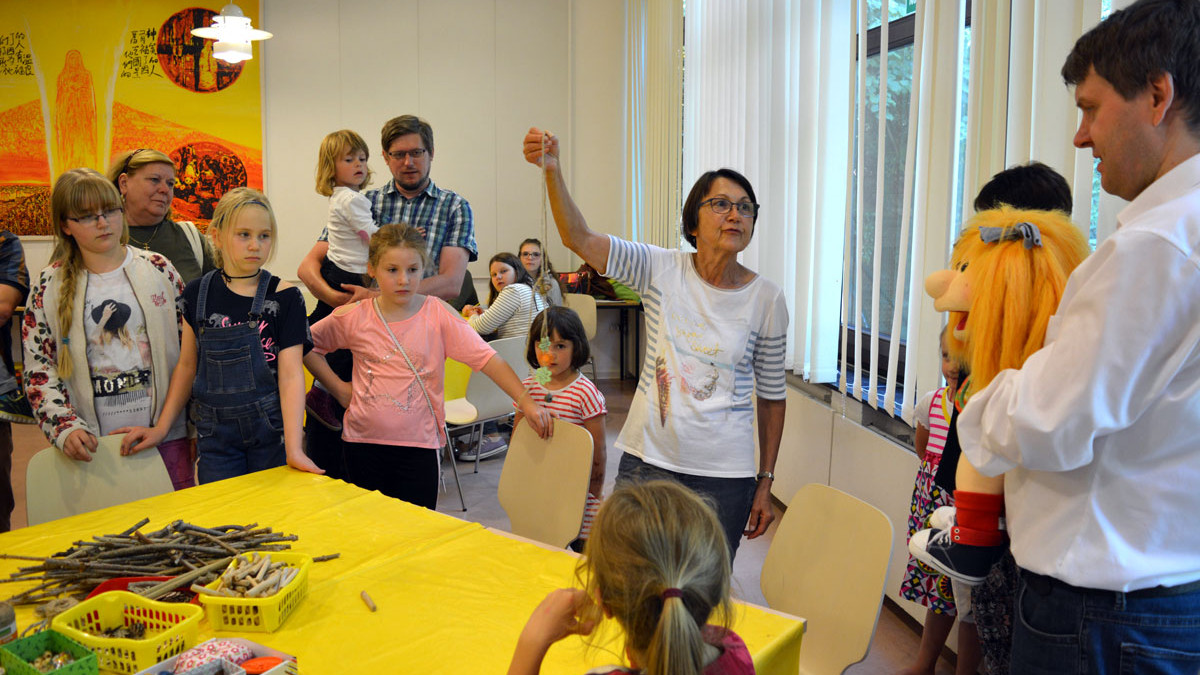 Ü-Kirche mit Puppe Lotta und der Geschichte von Jakobus | regionalHeute.de