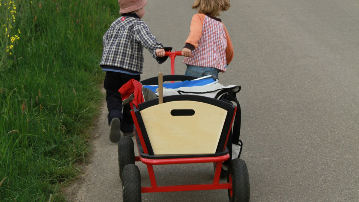 Offener Brief der Kita-Kinder: Stellt die Bollerwagen zurück ... Offener Brief der Kita-Kinder: Stellt die Bollerwagen zurück ...