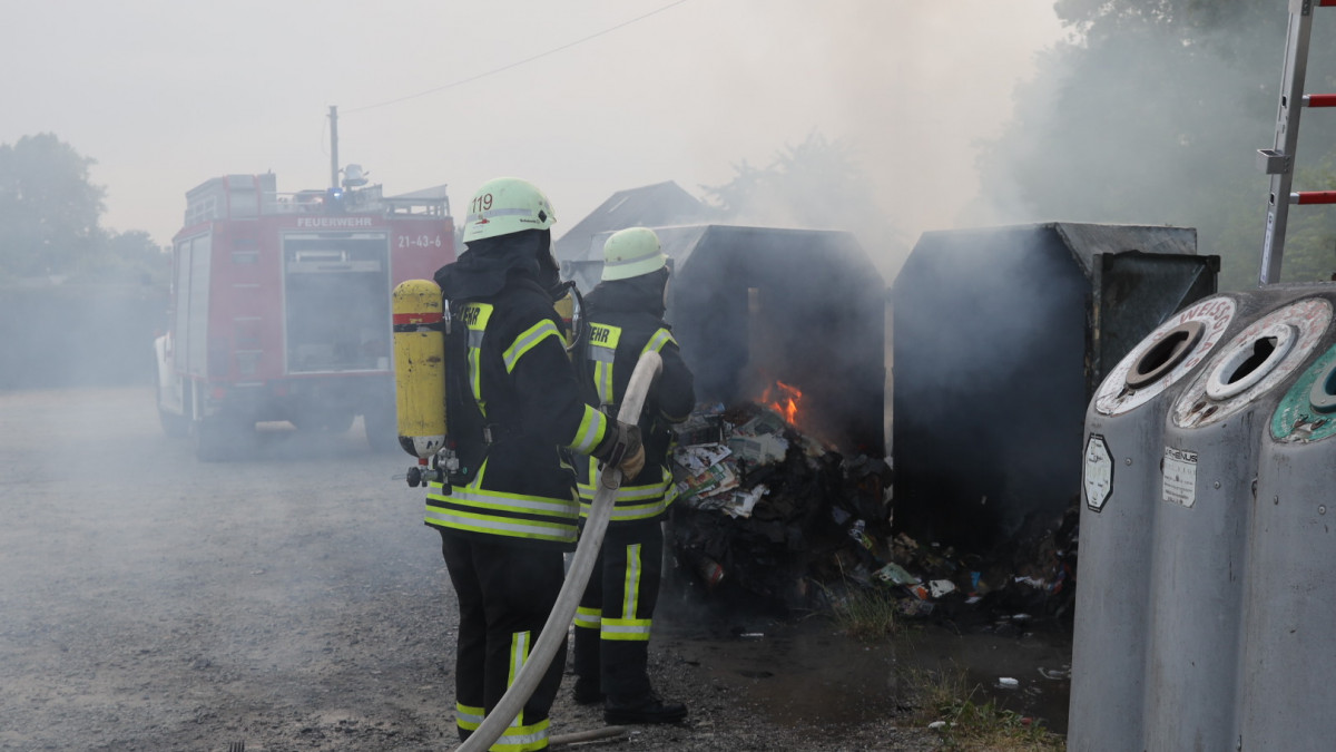 Wolfenbüttel: Müllcontainer brennen - Feuerwehrmann verletzt | regionalHeute.de