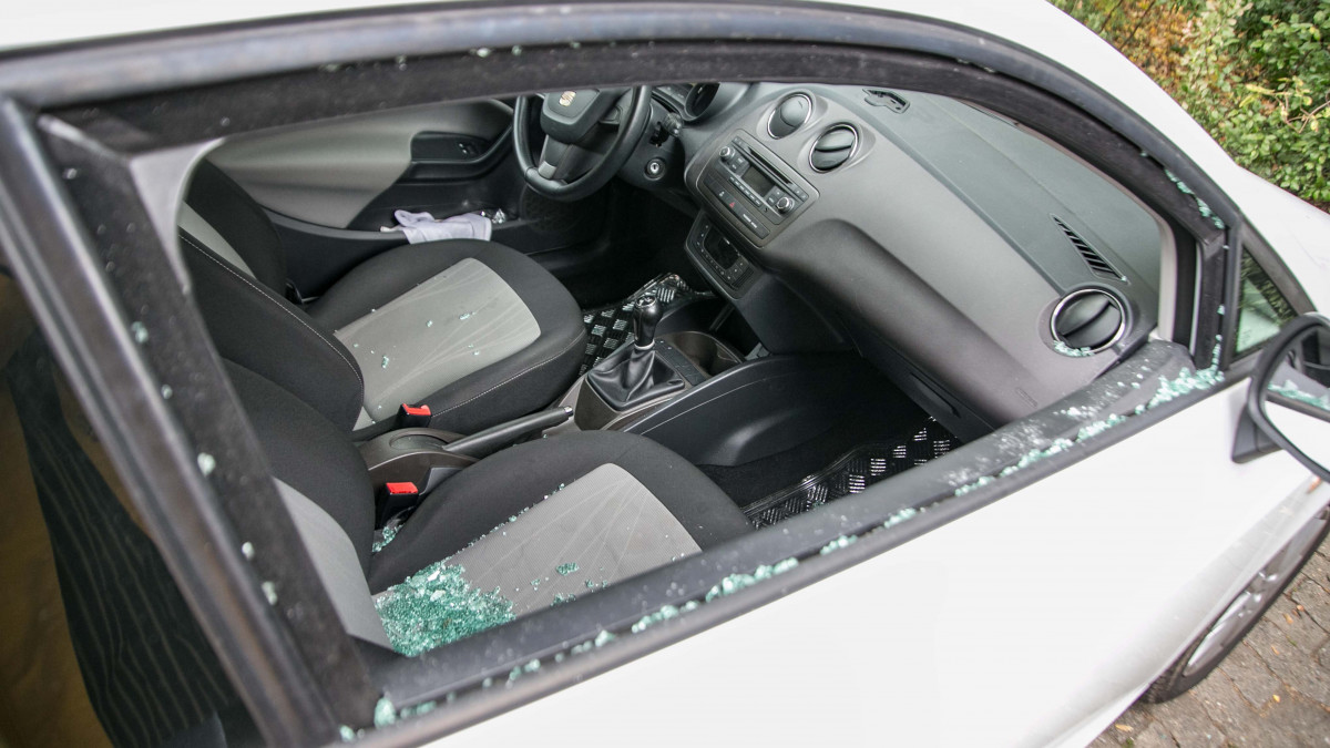 Scheibe vom Auto eingeschlagen und Werkzeug entwendet | regionalHeute.de