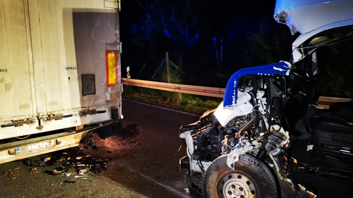 Kleintransporter kracht in LKW - Fahrer eingeklemmt | regionalHeute.de