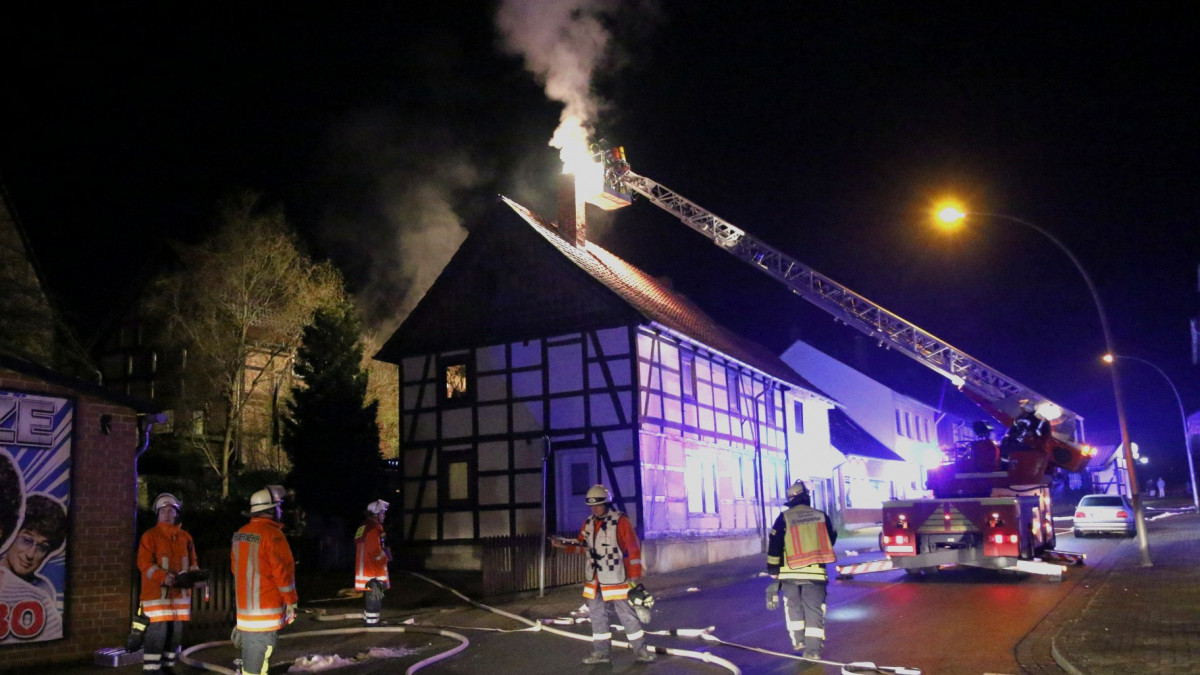 Hund und Katze gerettet: Schornsteinbrand in altem Fachwerkhaus | regionalHeute.de