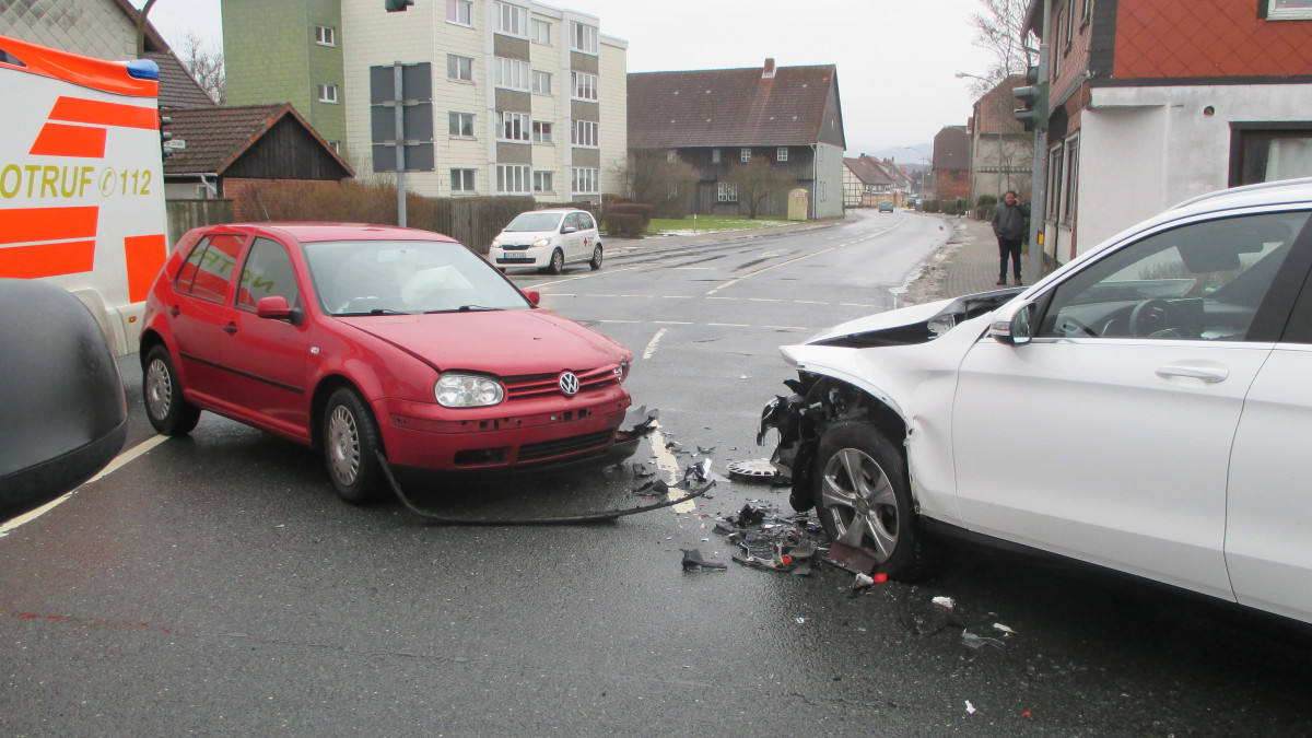 18-jährige Fahrerin verursacht Unfall und wird verletzt | regionalHeute.de