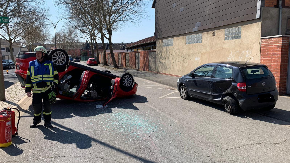 Heftiger Unfall: Auto überschlägt sich und landet auf dem Dach | regionalHeute.de