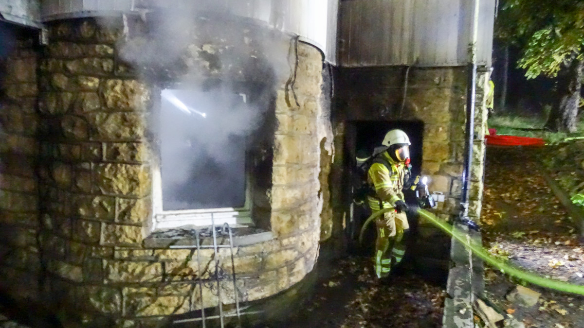 Feuer in leerstehendem Gebäude: Zimmer stand in Vollbrand | regionalHeute.de