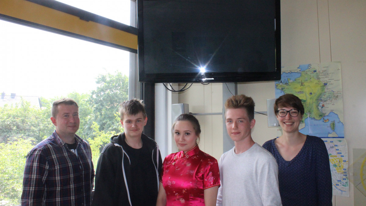 Schüler spenden Fernseher an das Café Clara | regionalHeute.de