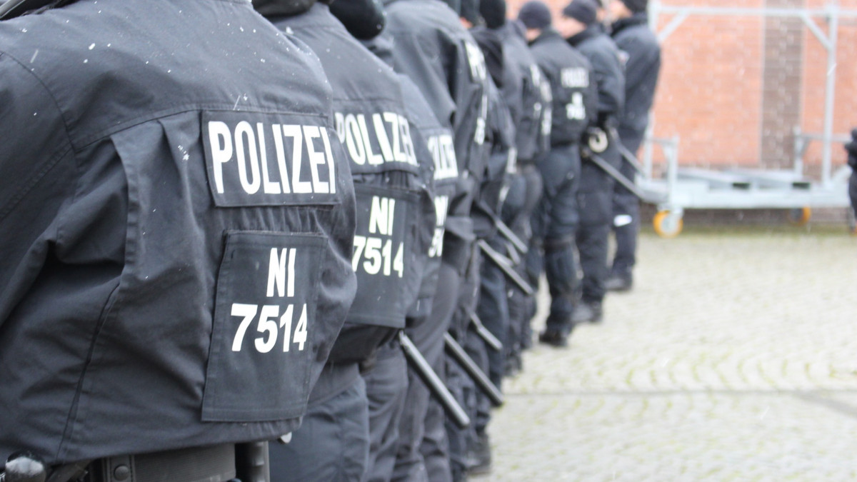 Angriff auf Presse und Polizei bei "Montagsspaziergang" in Braunschweig ...
