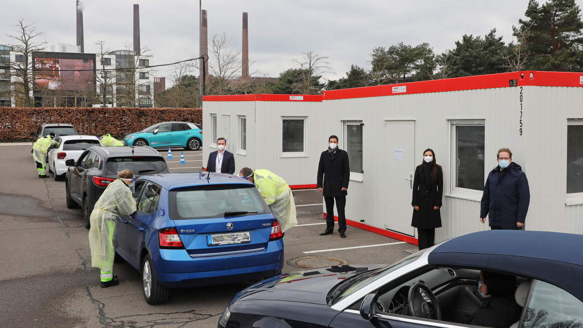 Wolfsburg: Drive-in-Testzentrum in der Autostadt eröffnet ...