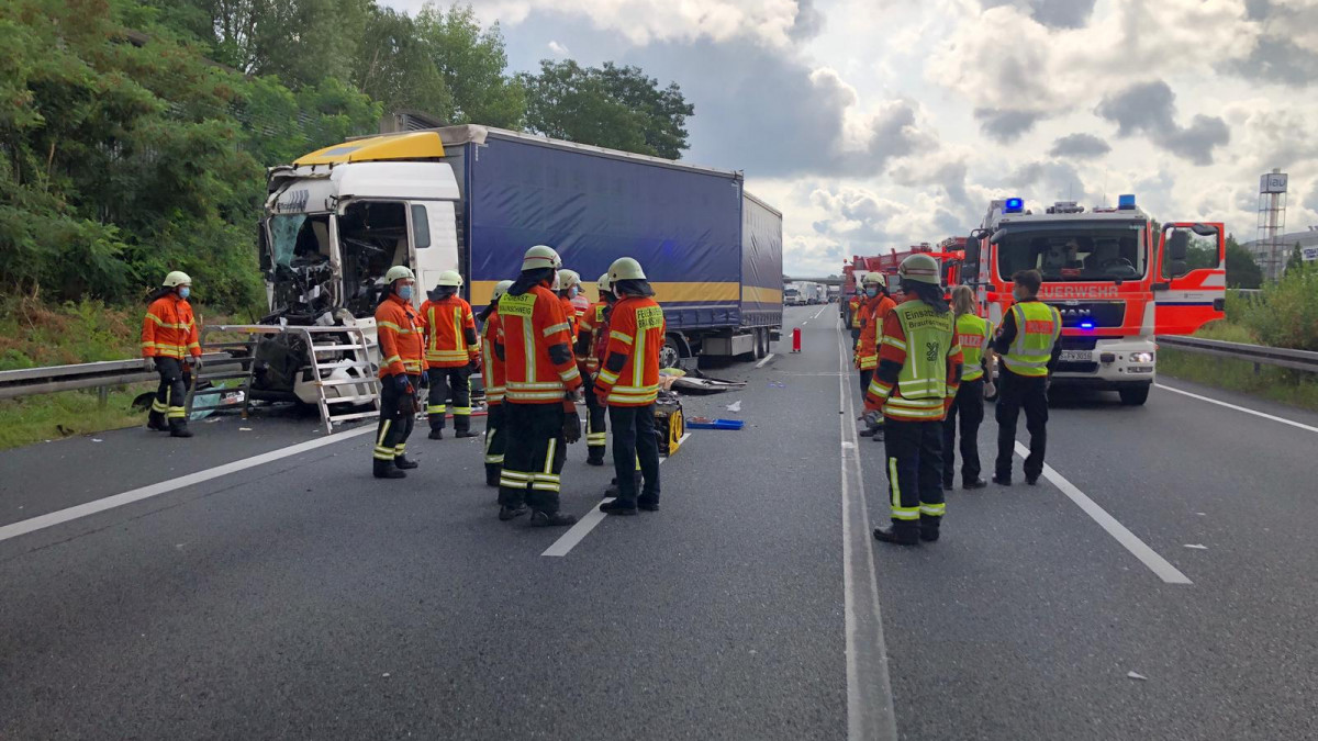 Mehrere LKW-Unfälle: Vollsperrung der A2 bei Braunschweig aufgehoben | regionalHeute.de