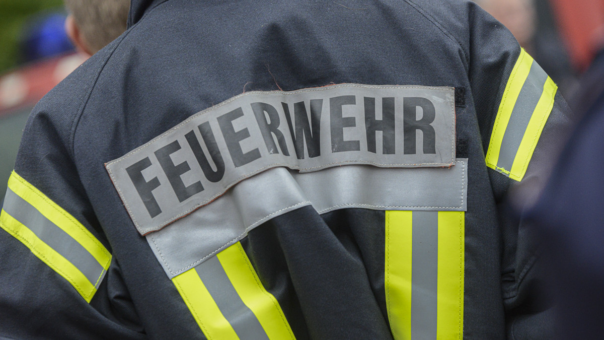 LK Gifhorn: Dachstuhl in Vollbrand - Großeinsatz für Feuerwehr ...