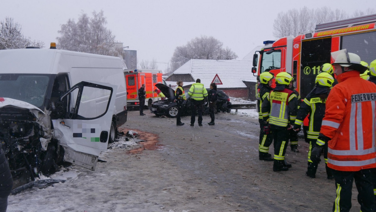 Glätteunfall: BMW und Transporter kollidieren bei Osterlinde | regionalHeute.de