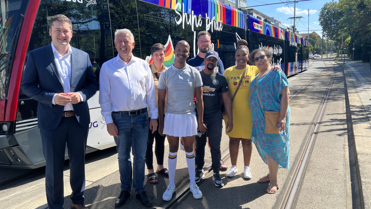 Zeichen der Toleranz: Regenbogen-Tramino rollt durch Braunschweig | regionalHeute.de