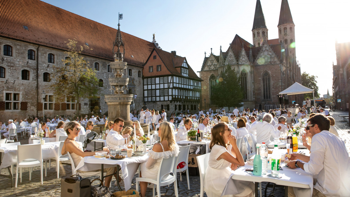 Braunschweig: Sommer-Ausklang beim Dinner in White | regionalHeute.de