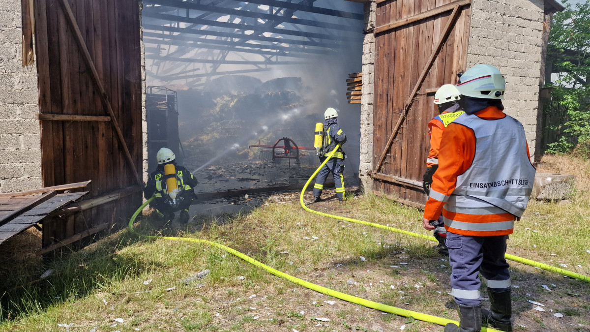 Großfeuer in Westerholz: Scheune brennt komplett aus | regionalHeute.de