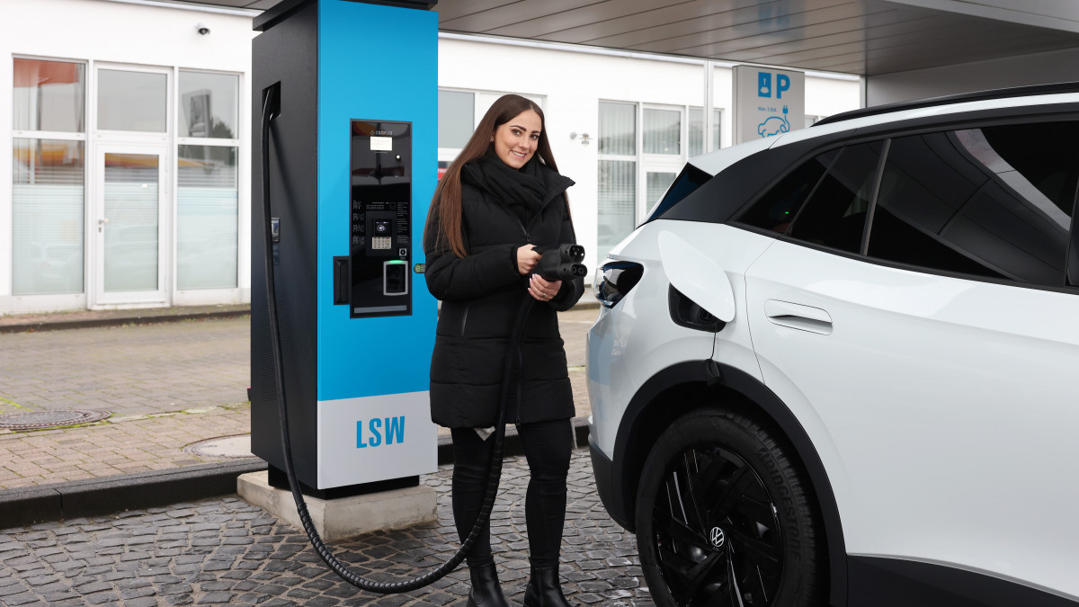 Schnell laden, einfach zahlen: Neue E-Ladestation in Wolfsburg | regionalHeute.de