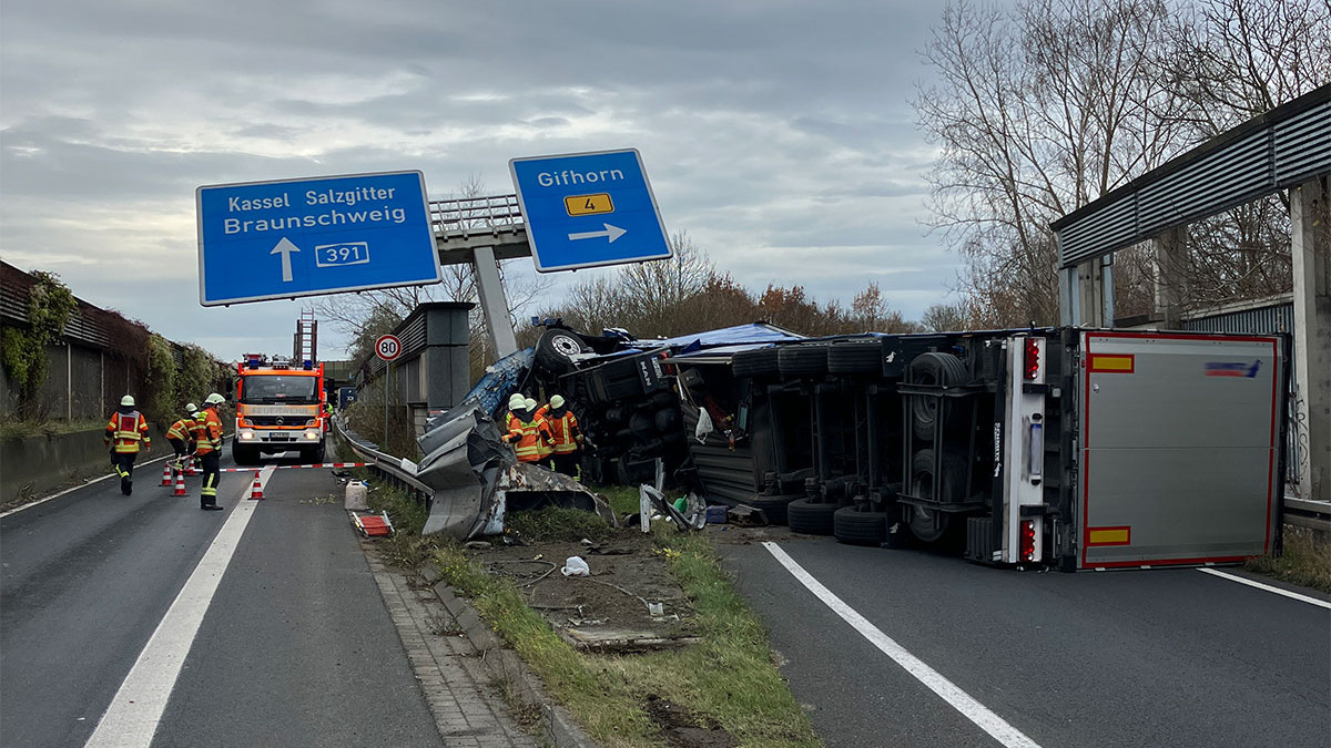 Braunschweig: LKW-Unfall am Autobahnkreuz - Diesel läuft aus | regionalHeute.de