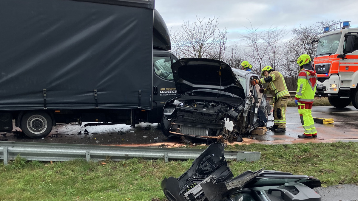 B188: Schwerer Unfall bei Wolfsburg: T-Roc-Fahrer gestorben | regionalHeute.de