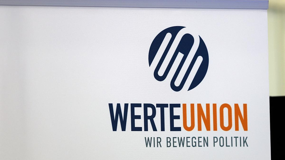 Werteunion gründet sich als Partei auf Rheinschiff bei Bonn ...