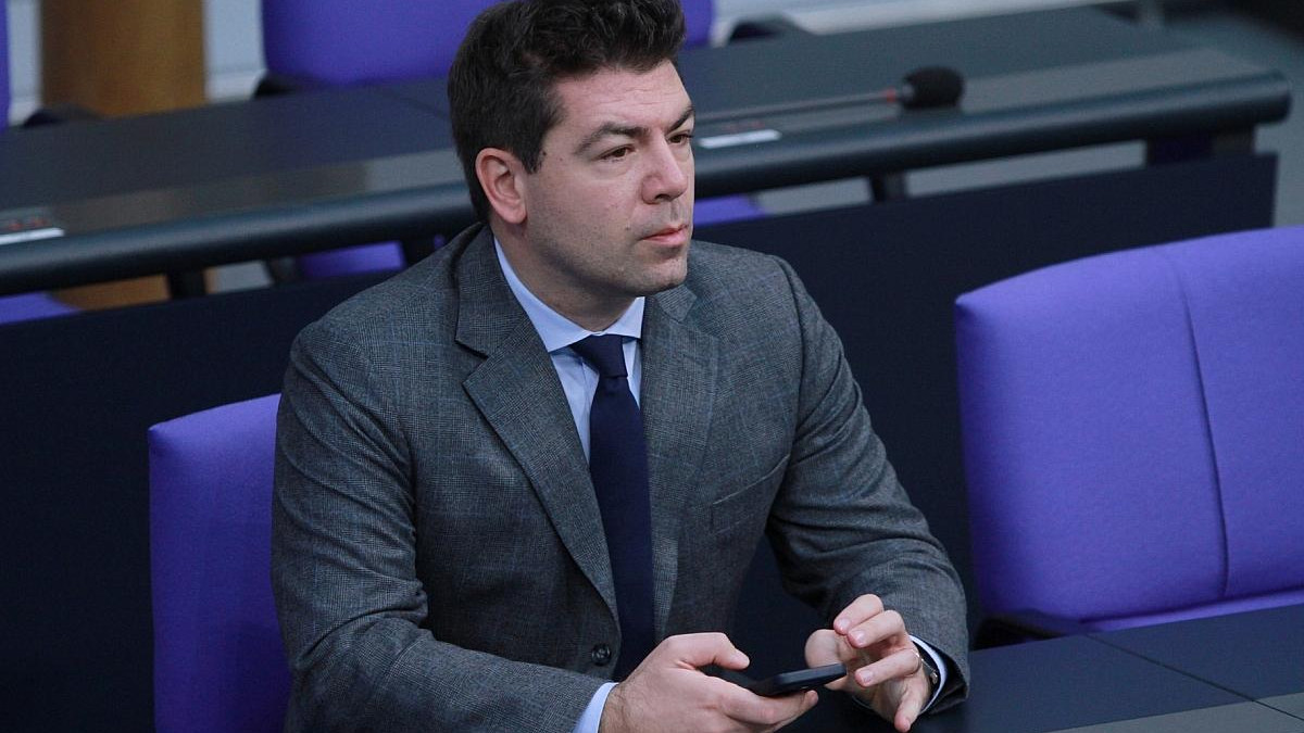 Verteidigungsstaatssekretär Hitschler zieht sich aus Politik zurück ...