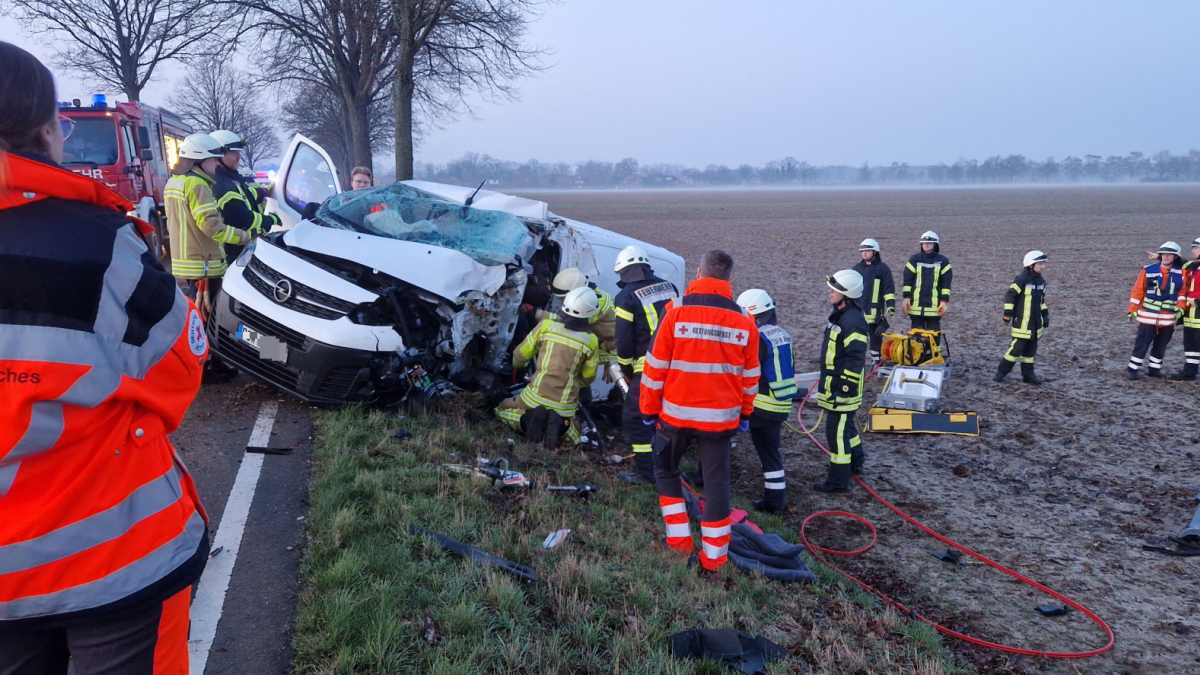 Transporter kollidiert bei Müden mit Baum: Fahrer schwer verletzt | regionalHeute.de