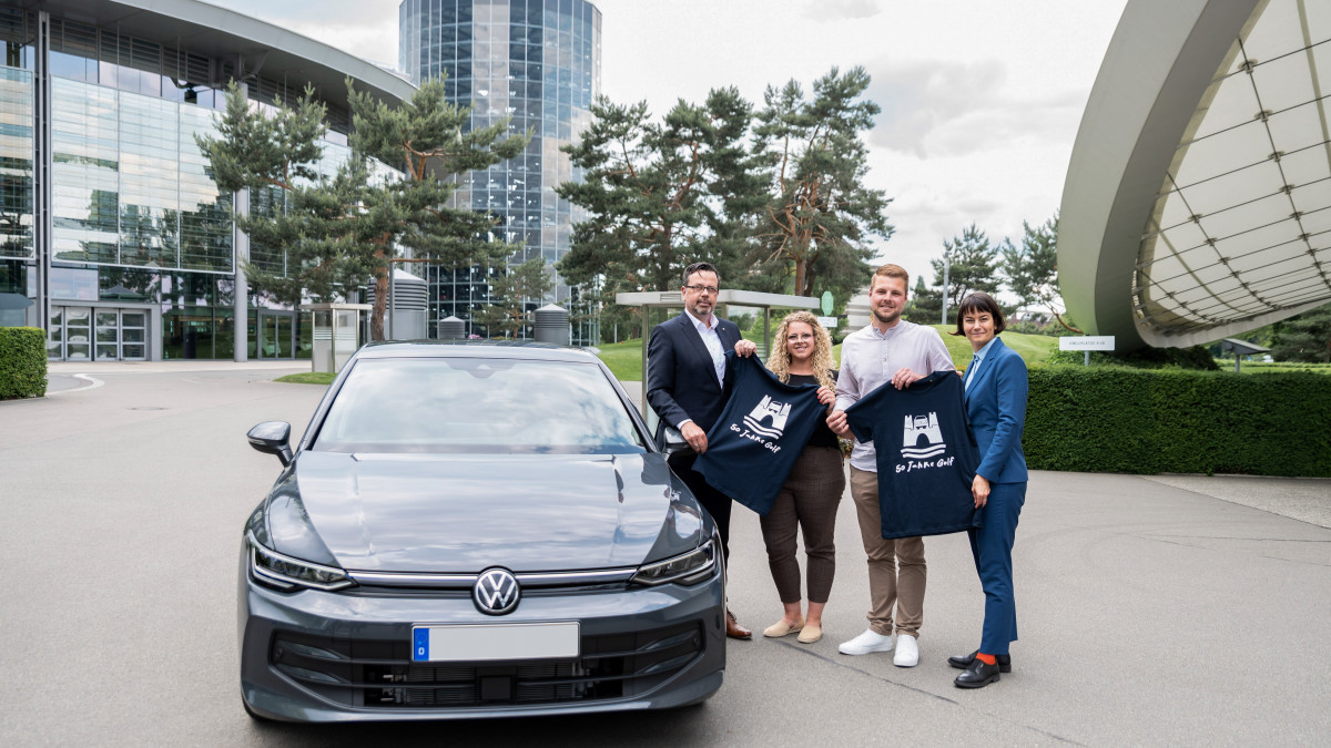 Wolfsburg: Neuer VW Golf - Erstes Modell ausgeliefert | regionalHeute.de