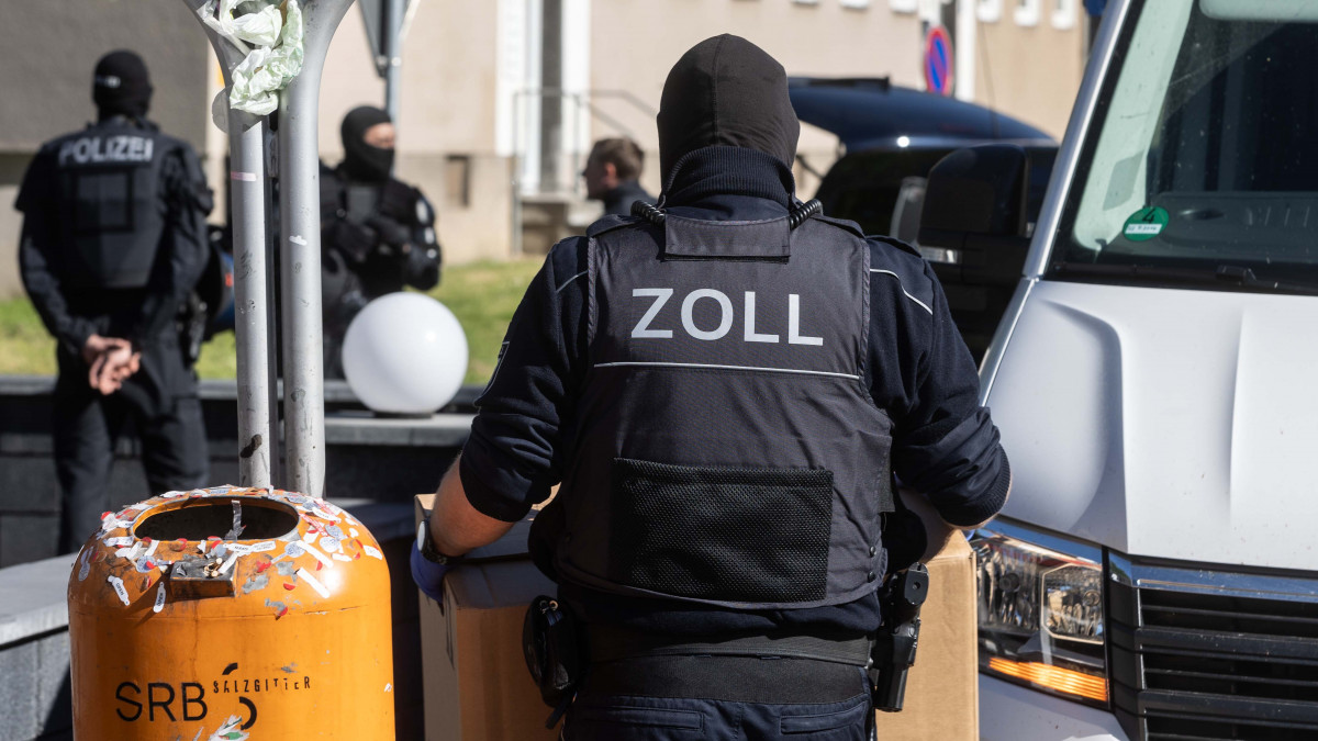 Objekte in der Region Braunschweig durchsucht - SEK im Einsatz | regionalHeute.de