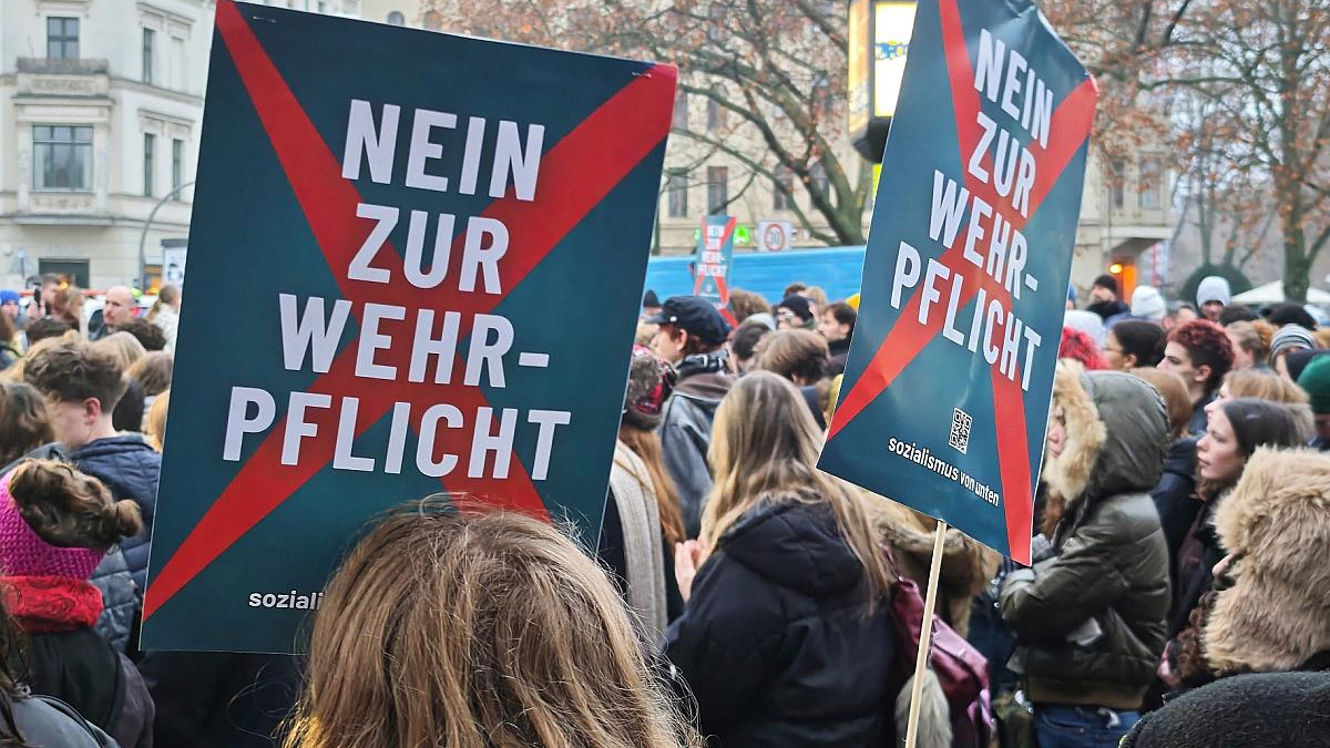 Junge Leute protestieren in vielen Städten gegen neuen Wehrdienst ...