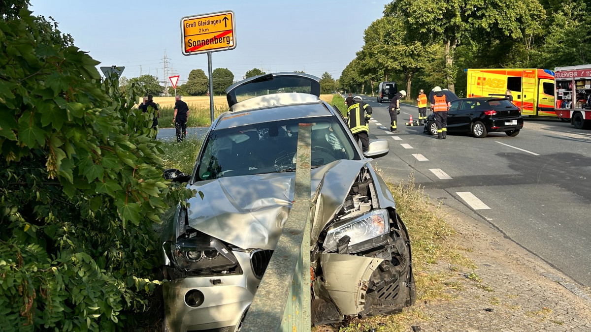 Peine: Unfall auf der L473 - Crash zweier Autos im Kreuzungsbereich ...